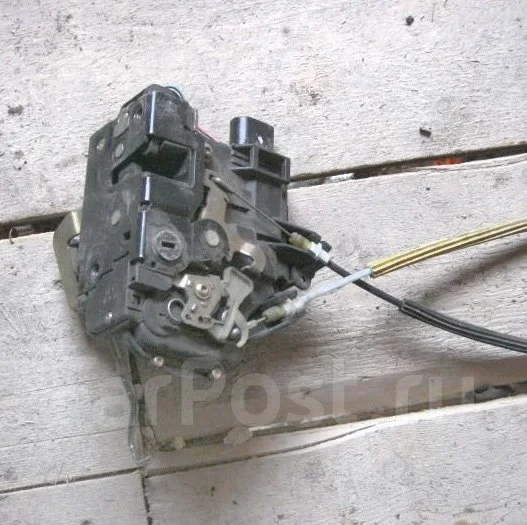 Замок задней R двери Audi A6 C5 98г в Калуге