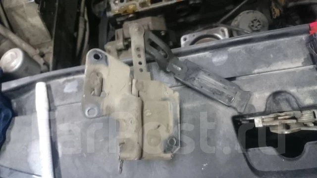 Крючок капота замок Audi A6C5 4B0823480E в Москве