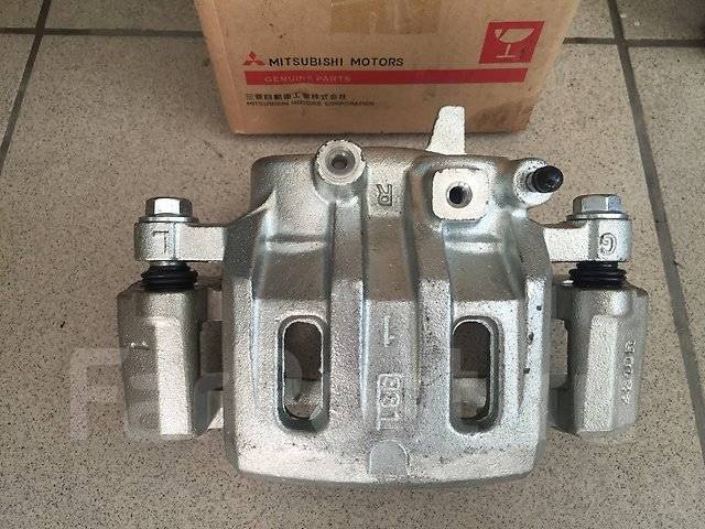 Суппорт тормозной передний правый Mitsubishi Pajero V26 / V46 4M40 ...