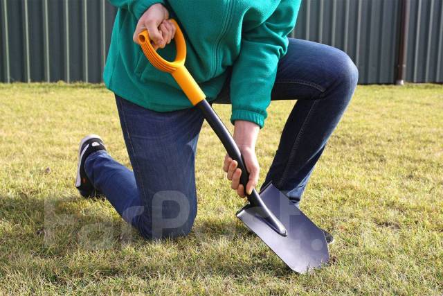 Лопата Fiskars Solid (Plantic Terra) для автомобилиста с металлическим, новый, в наличии. Цена ...