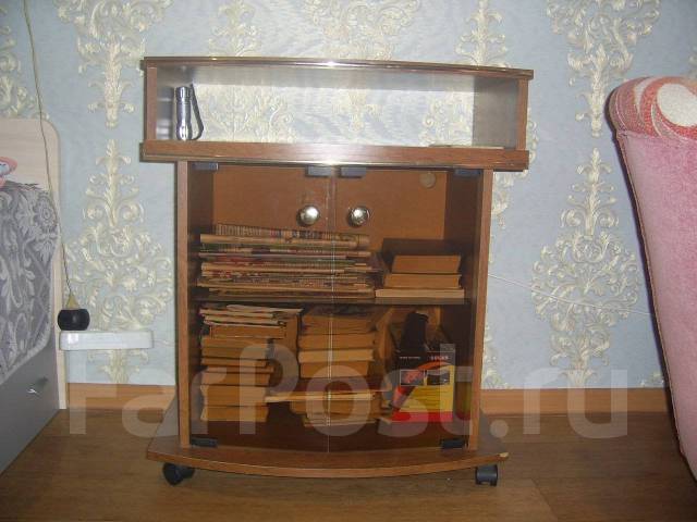 Тумба под телевизор, б/у, в наличии. Цена: 500₽ в Хабаровске