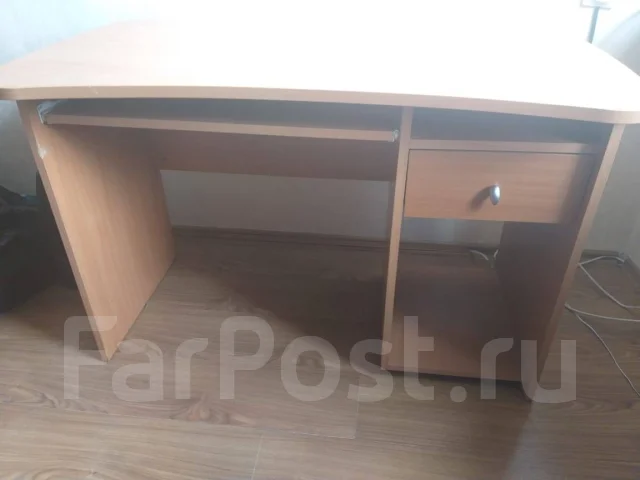 Компьютерный стол интересной формы с выдвижной полкой для клавиатуры ...