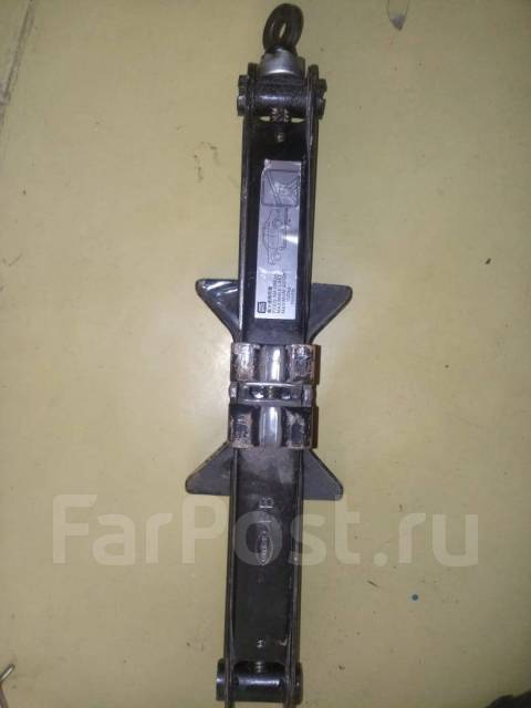 Продам машинный домкрат, б/у, в наличии. Цена: 500₽ во Владивостоке