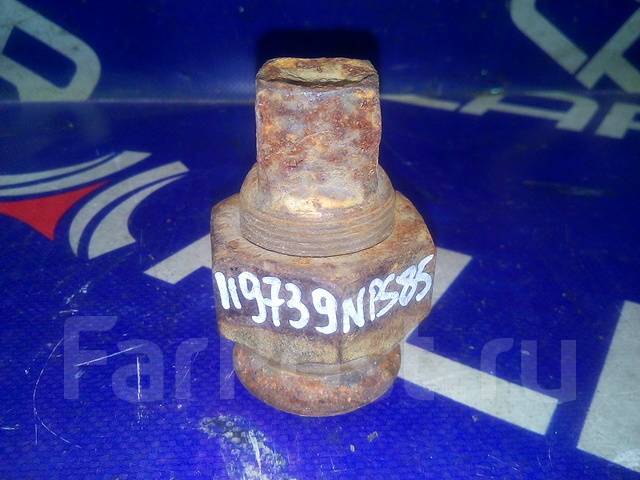 Футорка Isuzu Elf NPS85, правая - Гайки, секретки, проставки в ...