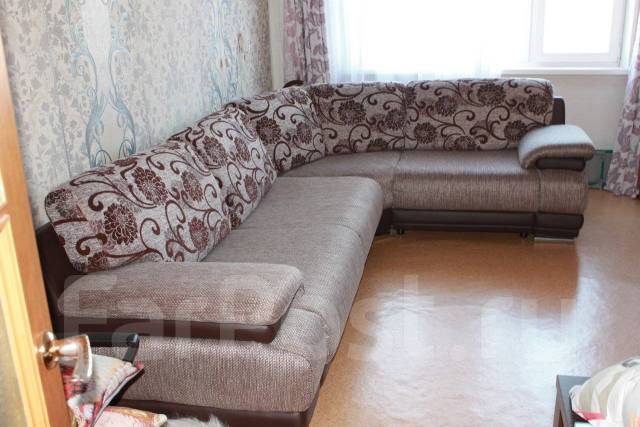 Продам большой угловой диван, б/у, в наличии. Цена: 10 000₽ во Владивостоке
