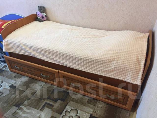 Продам кровать с матрасом, б/у, в наличии. Цена: 5 000₽ во Владивостоке