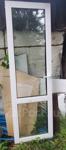 Пластиковая дверь на балкон. Доставка, б/у, в наличии. Цена: 2 500₽ во ...