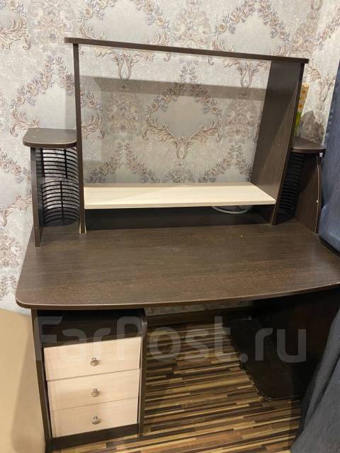 Компьютерный стол, б/у, в наличии. Цена: 4 000₽ во Владивостоке