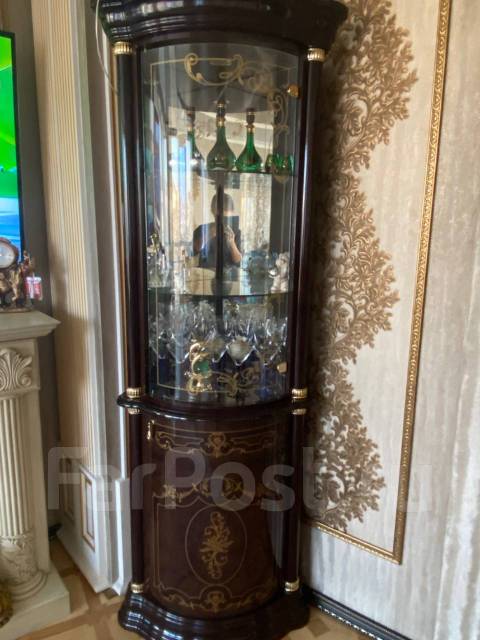 Стеклянный буфет, б/у, в наличии. Цена: 20 000₽ в Находке