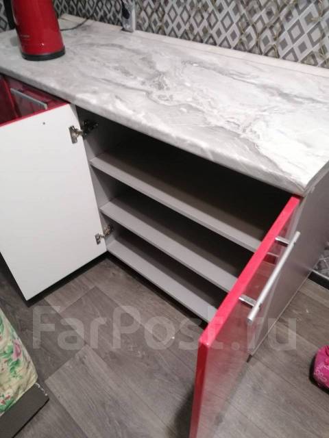 Продам рабочий кухонный стол, б/у, в наличии. Цена: 10 000₽ во Владивостоке
