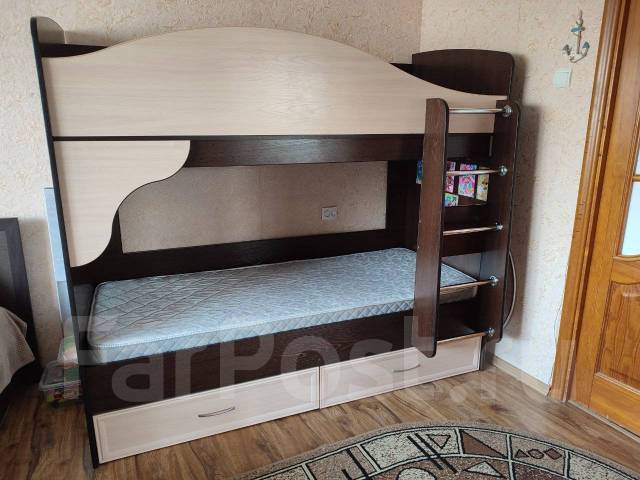 Двухъярусная кровать с матрасами, б/у, в наличии. Цена: 22 000₽ во ...