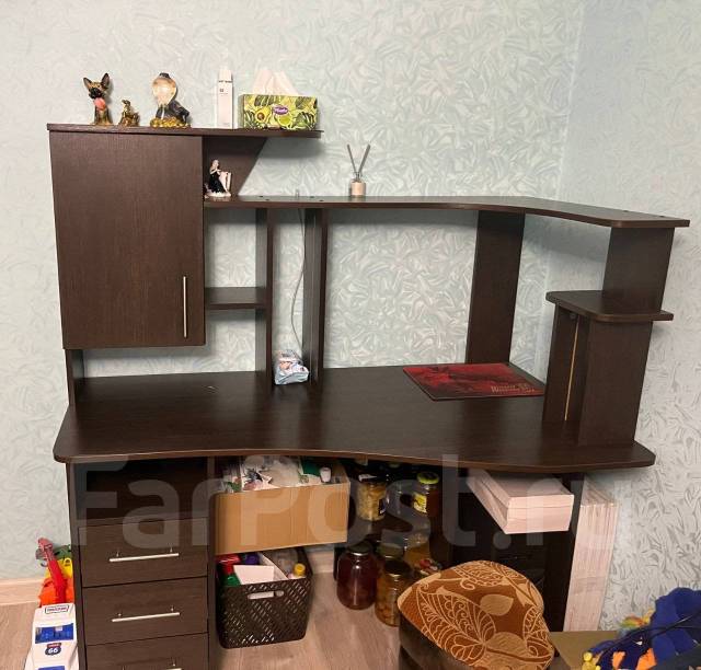 Компьютерный стол, б/у, в наличии. Цена: 8 000₽ в Уссурийске