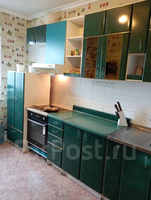 Продам кухонный гарнитур с вытяжкой, б/у, в наличии. Цена: 10 000₽ во ...