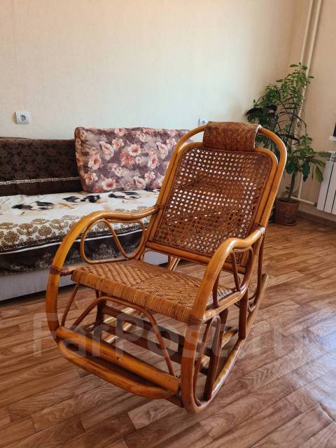 Кресло качалка, б/у, в наличии. Цена: 10 000₽ во Владивостоке