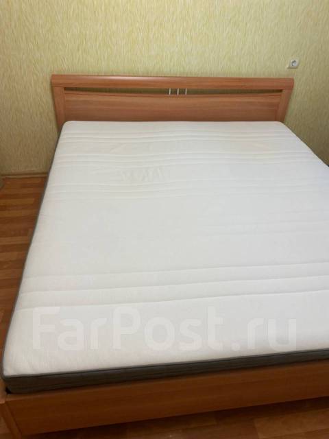 Кровать двуспальная 180/200, б/у, в наличии. Цена: 6 000₽ во Владивостоке