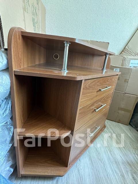 Тумбочка под телевизор, б/у, в наличии. Цена: 3 500₽ во Владивостоке