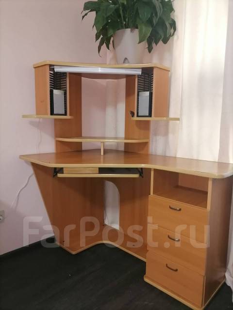 Стол угловой компьютерный, 80 см, 135 см, 120 см, б/у, в наличии. Цена ...