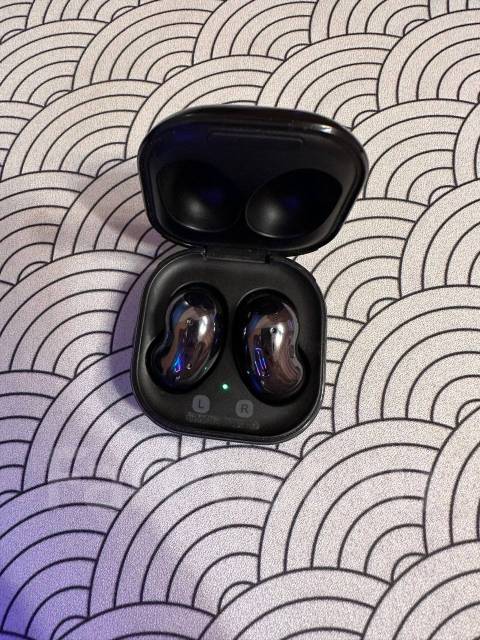 Samsung Galaxy Buds Live черные, б/у, в наличии. Цена: 4 500₽ во ...