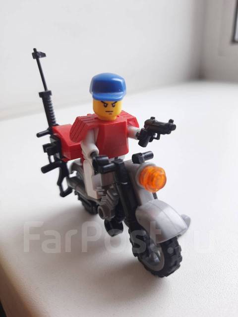 Минифигурка Лего LEGO Охотник за головами на мотоцикле, б/у, в наличии ...