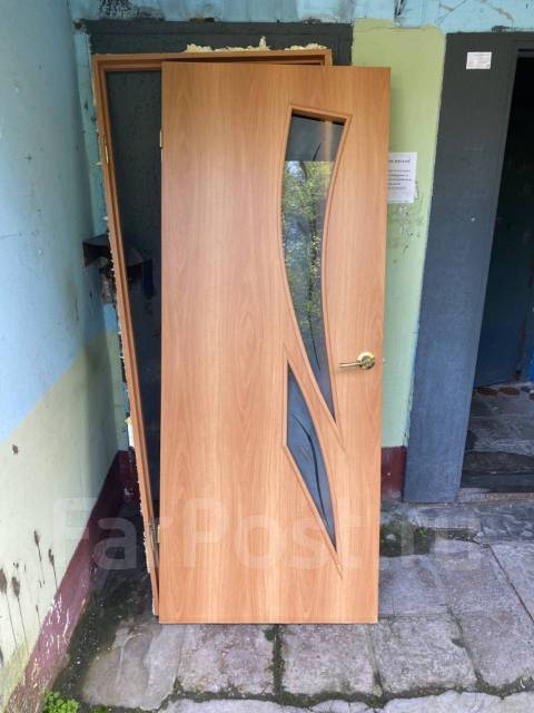 Дверь межкомнатна с коробкой, б/у, в наличии. Цена: 2 000₽ во Владивостоке