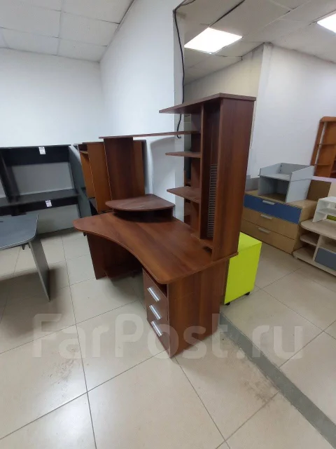 Стол угловой компьютерный, другая форма, коричневый, б/у, в наличии ...