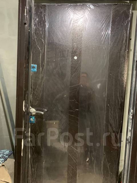 Дверь входная металическая, б/у, в наличии. Цена: 5 000₽ во Владивостоке