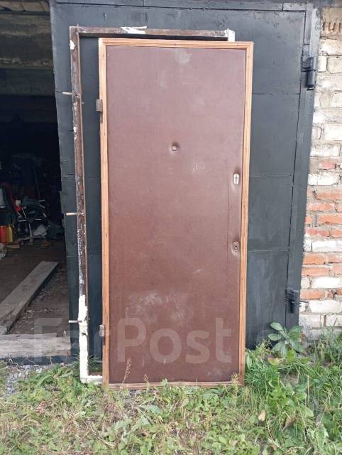 Дверь входная железная, б/у, в наличии. Цена: 8 000₽ в Уссурийске