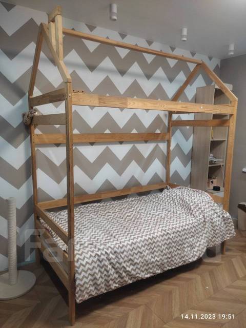 Продам детскую кровать-домик 180*90, б/у, в наличии. Цена: 10 000₽ во ...