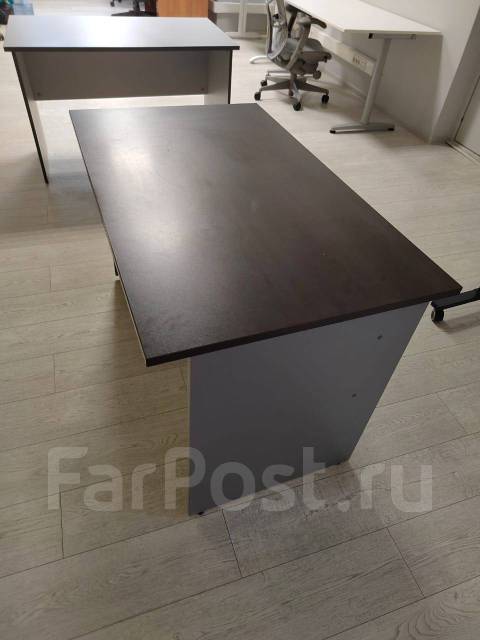 Стол офисный б/у, серый, в наличии. Цена: 1 000₽ во Владивостоке