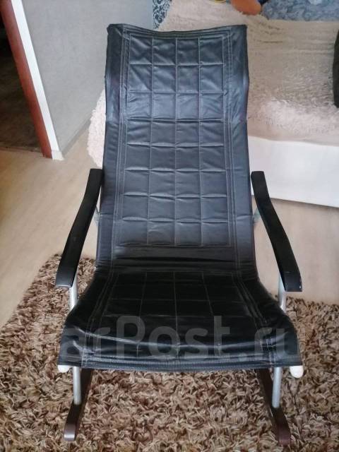 Продам кресло-качалку, кожзам, полозья, чёрный, б/у, в наличии. Цена: 3 ...