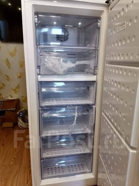 Продам вертикальную морозильную камеру, б/у, в наличии. Цена: 25₽ в Находке