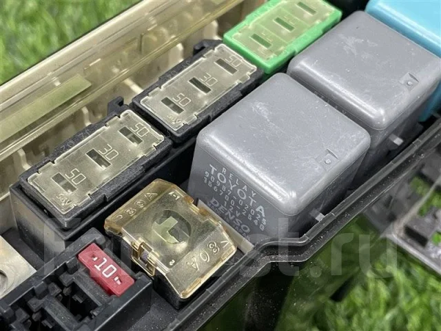 Предохранитель 50А-30А-50А Toyota Crown Majesta 2009 9098208302 URS206 ...